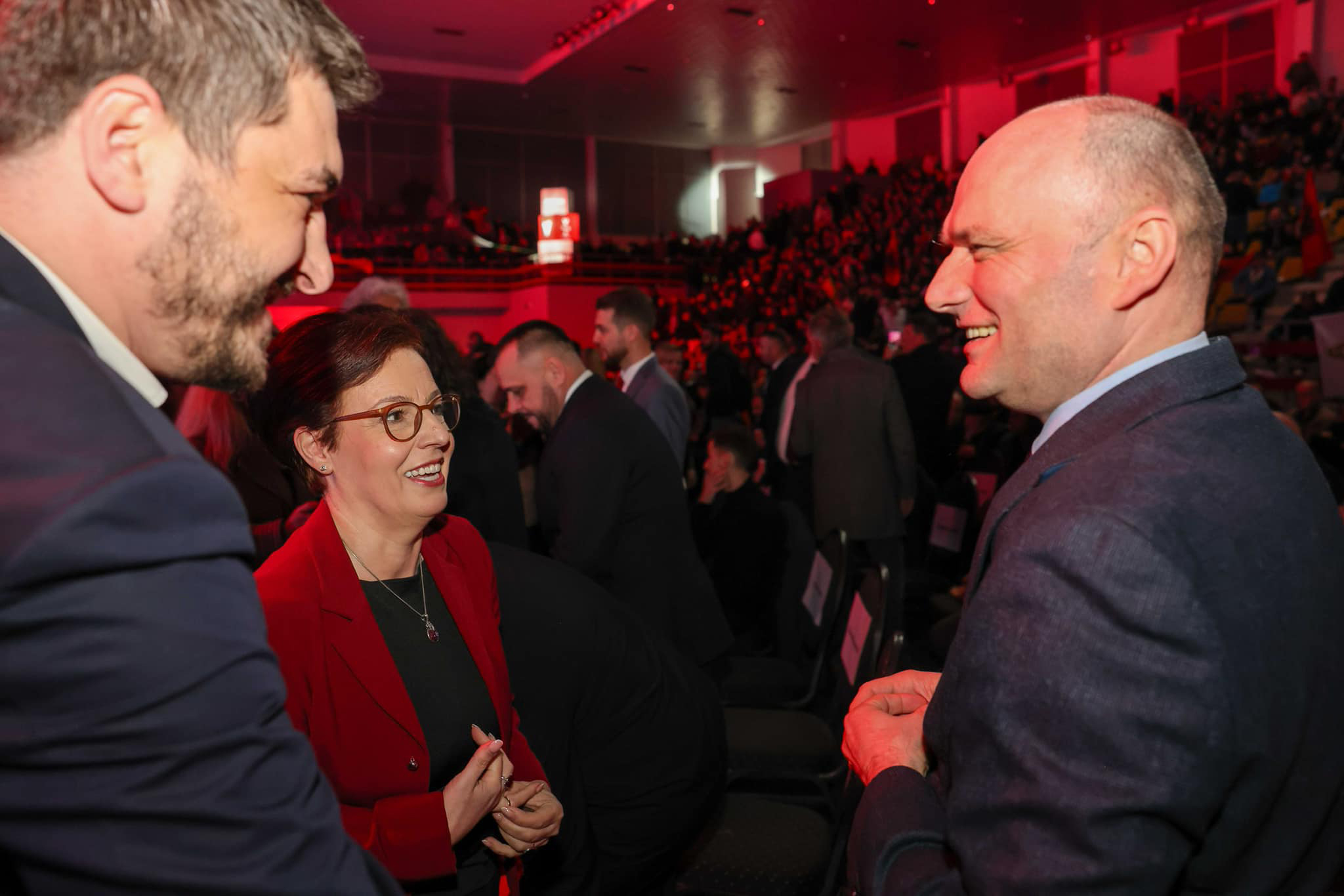 Papagalli i ri propagandues - viktimë e propagandës e jo pjesë e saj ...